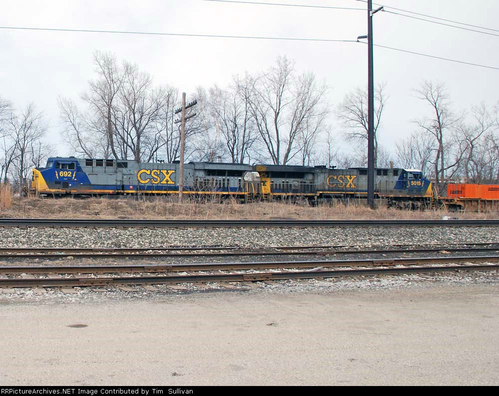 CSX 692 and 5015
